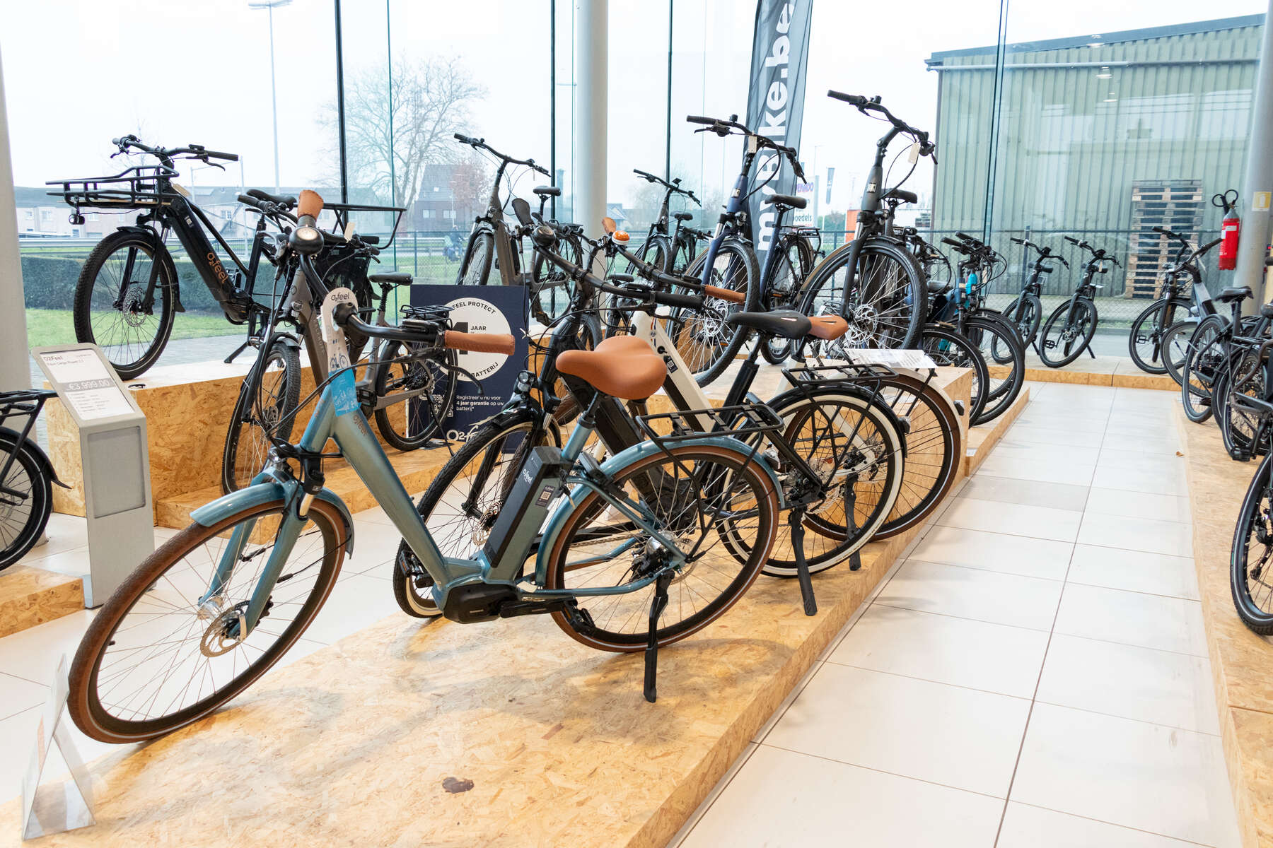 Elektrische fietsen en e-bike stock - Temse